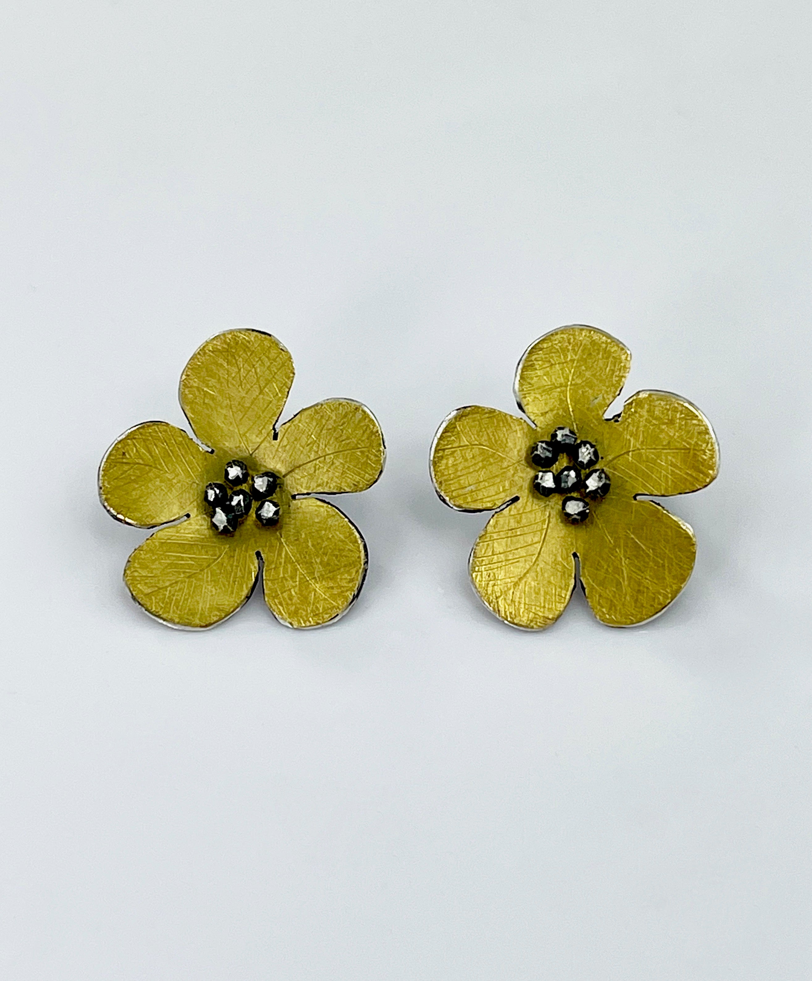 Himatsingka Daniel Flower Earrings – MOTTO Harvard Square